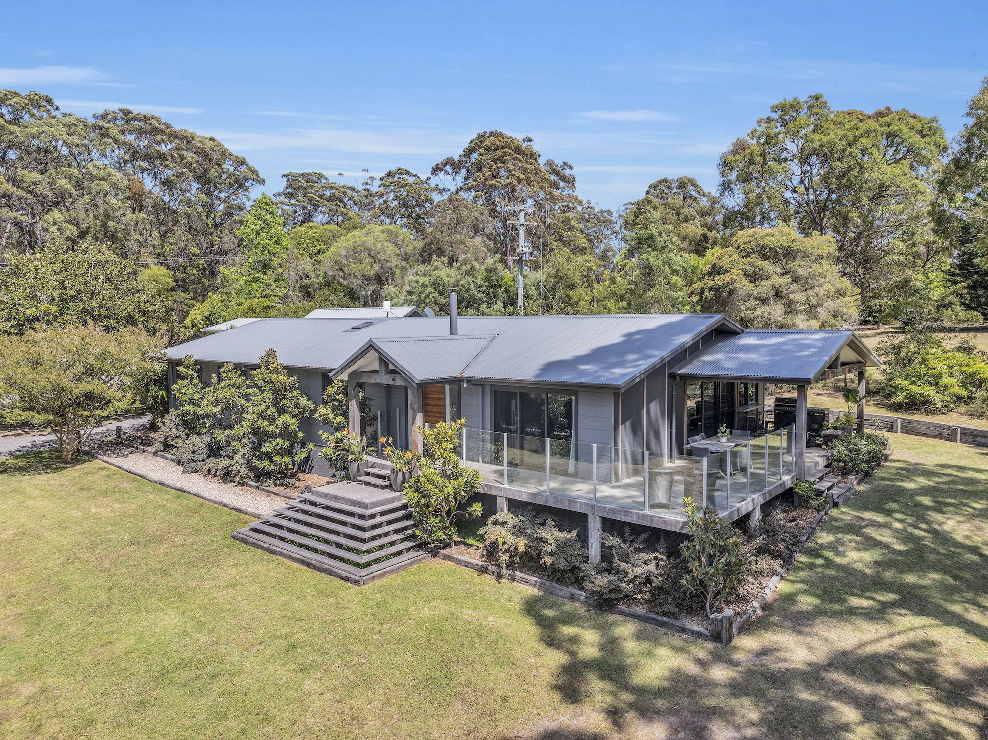 Luxurious Bushland Retreat: Modern Family Living on 7.66 Private Acres ...