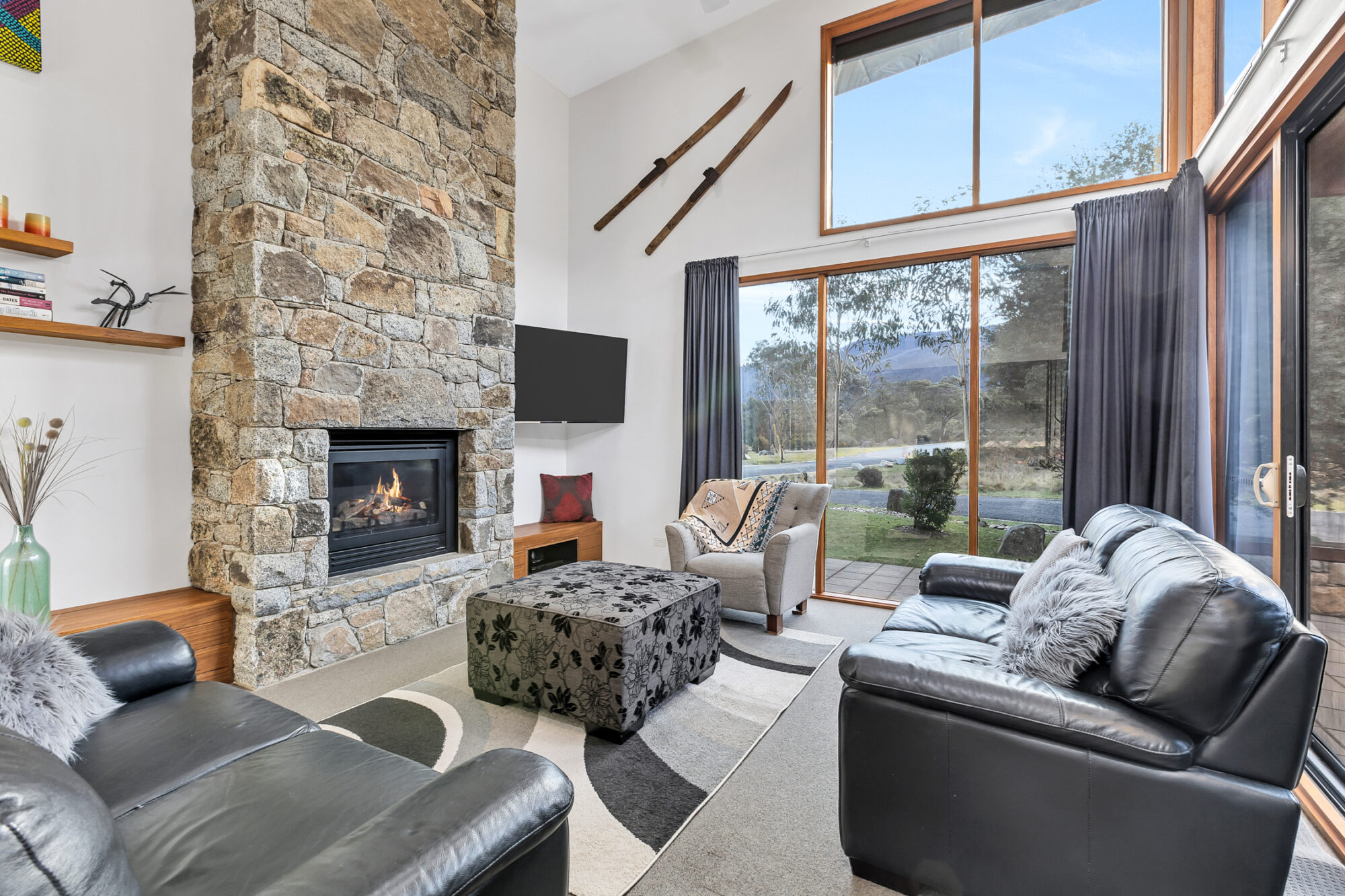 Stand Alone Two Bedroom and Loft Chalet with Lake Views - 18a Stockwhip ...